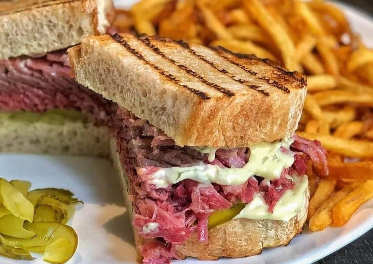 Onde comer Pastrami, a técnica que conquistou o paladar brasileiro