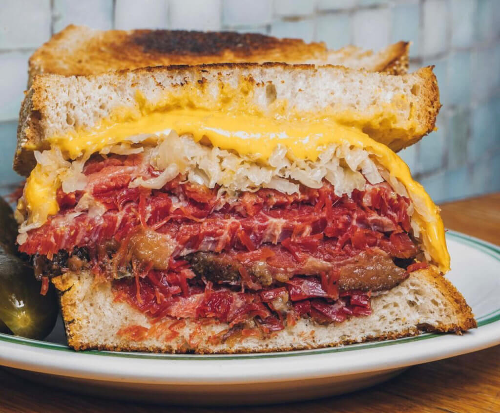 Onde comer Pastrami, a técnica que conquistou o paladar brasileiro